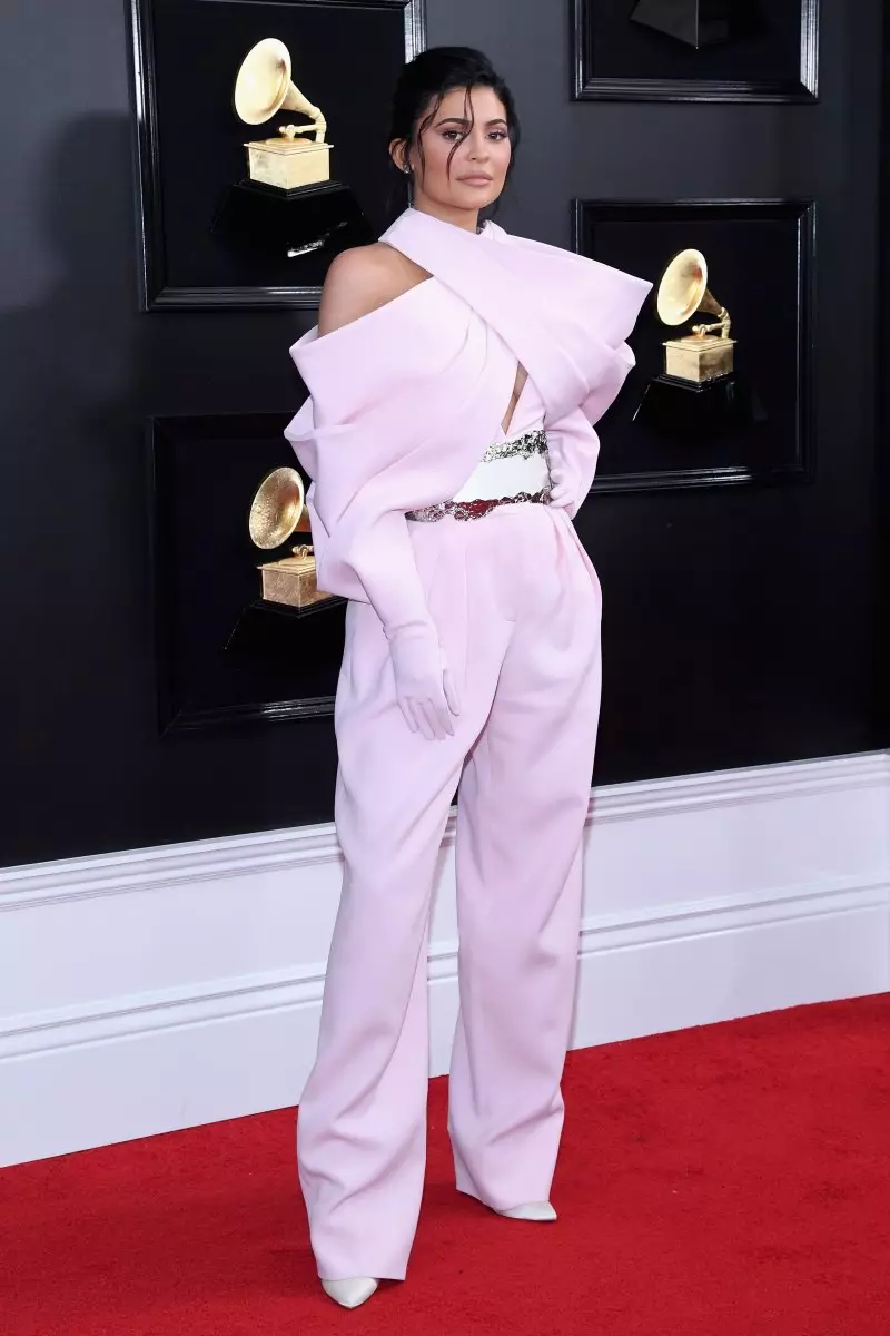 Kylie Jenner pa Mphotho ya Grammy ya 2019 atavala jumpsuit yapinki