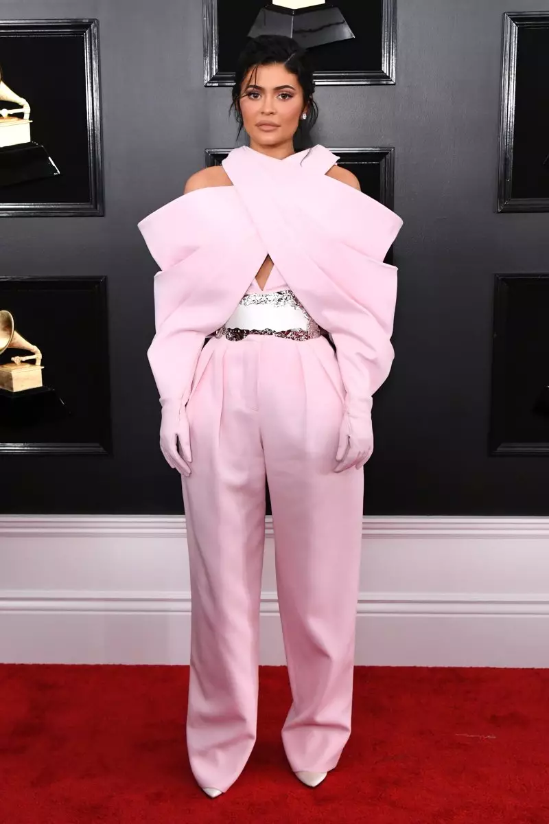 Kylie Jenner pa2019 Grammy Awards akapfeka jumpsuit yepink