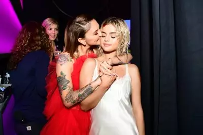 Selena Gomez en Julia Michaels agter die verhoog by die 2017 AMA's