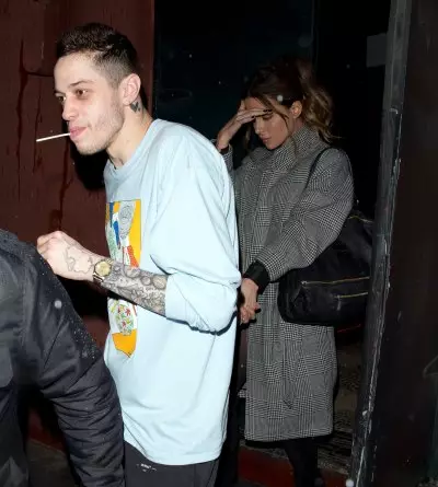 Kate Beckinsale ta rike hannu tare da sabon mutum Pete Davidson yayin da suke barin mashaya 'LAGO' a Los Angeles, CA