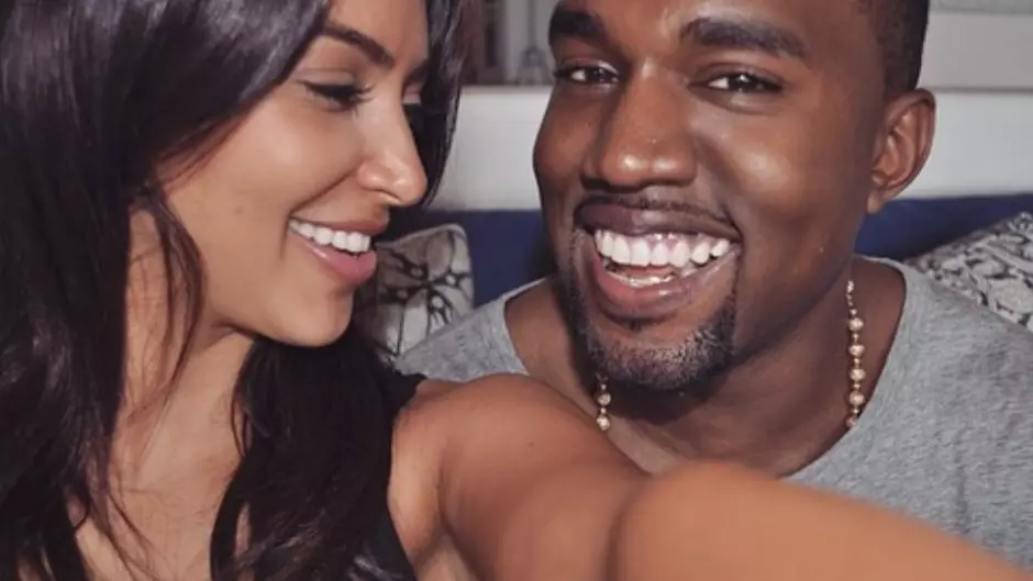 Kim Kardashian a Kanye West yn cymryd hunlun yn gwenu