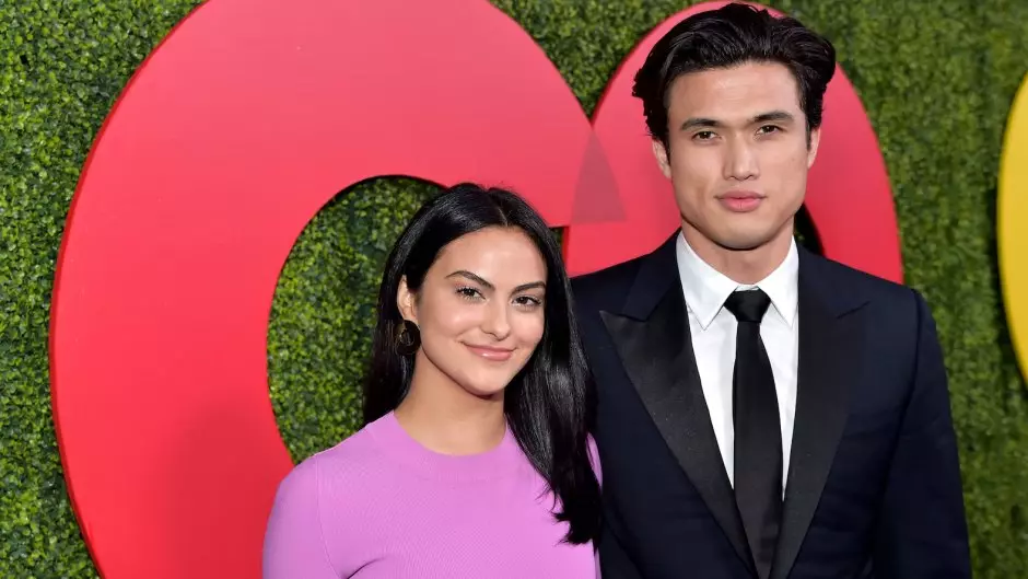 O ator de Riverdale, Charles Melton, parece que tatuou o nome da namorada Camila Mendes no peito