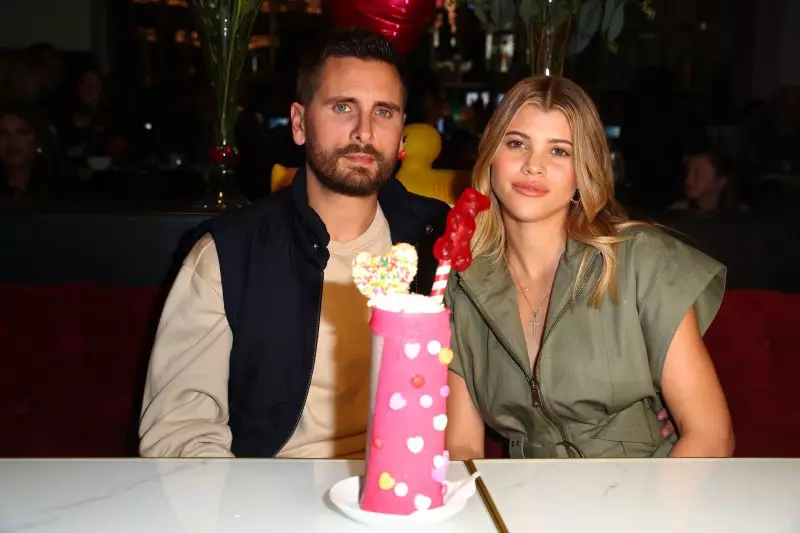 scott-disick-sofia-richie-sevgililər günü-şirinlik-fabriki-san-dieqo