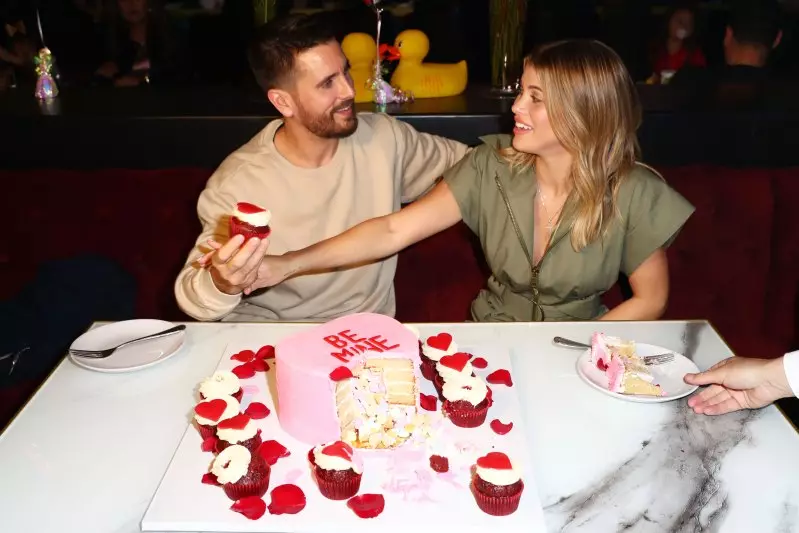 scott-disick-sofia-richie-sevgililer günü-tatlı-fabrika-san-diego