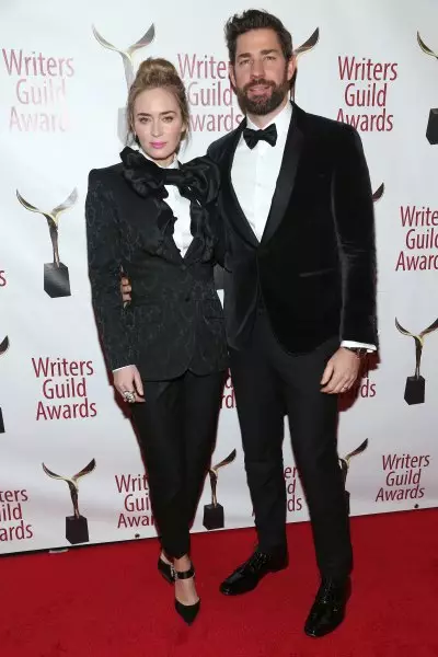 John Krasinski သည် Emily Blunt နှင့်လိုက်ဖက်သော tuxedos