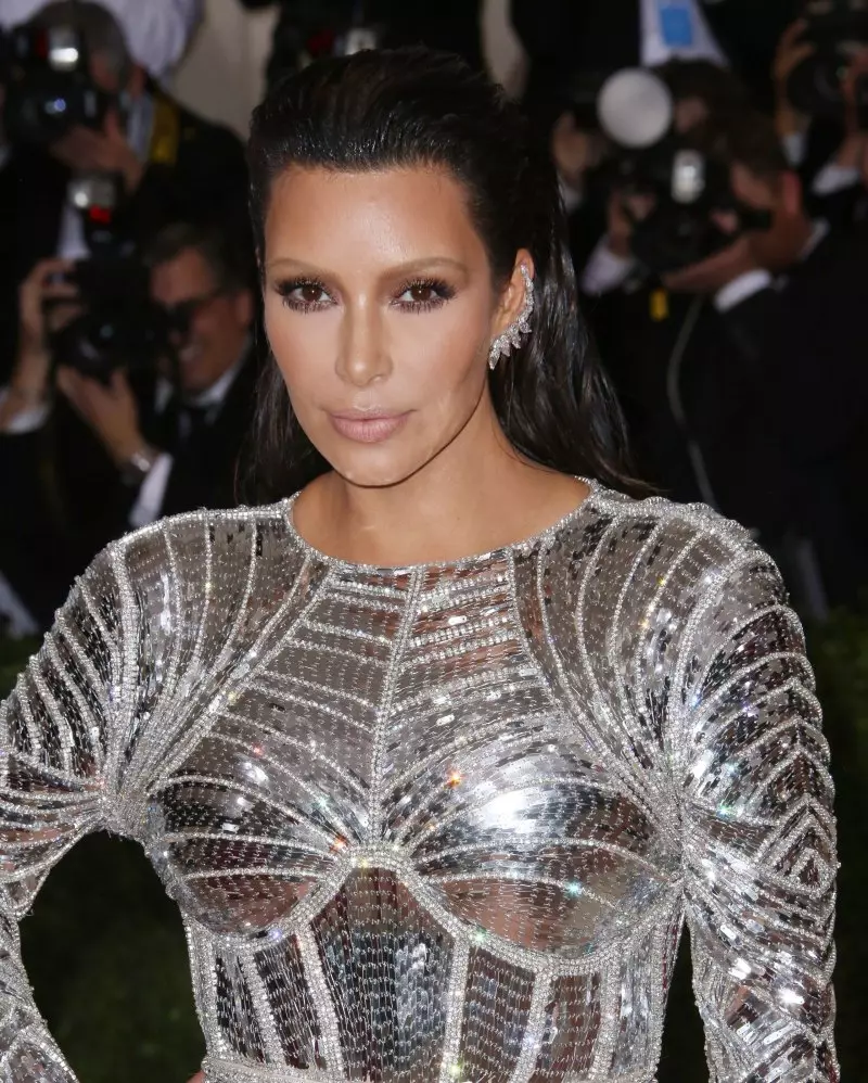 Kim Kardashian se wenkbroue toe en nou: transformasiefoto's 4