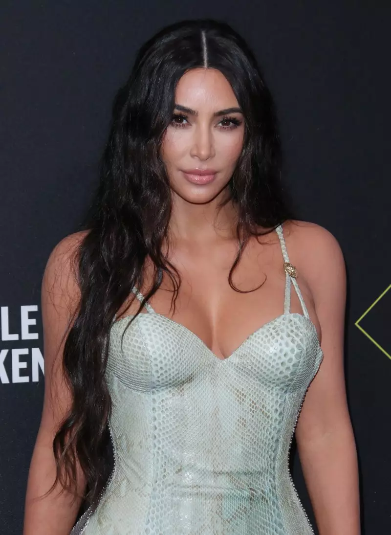 Kim Kardashian ගේ ඇහි බැම එදා සහ අද: පරිවර්තන ඡායාරූප 6