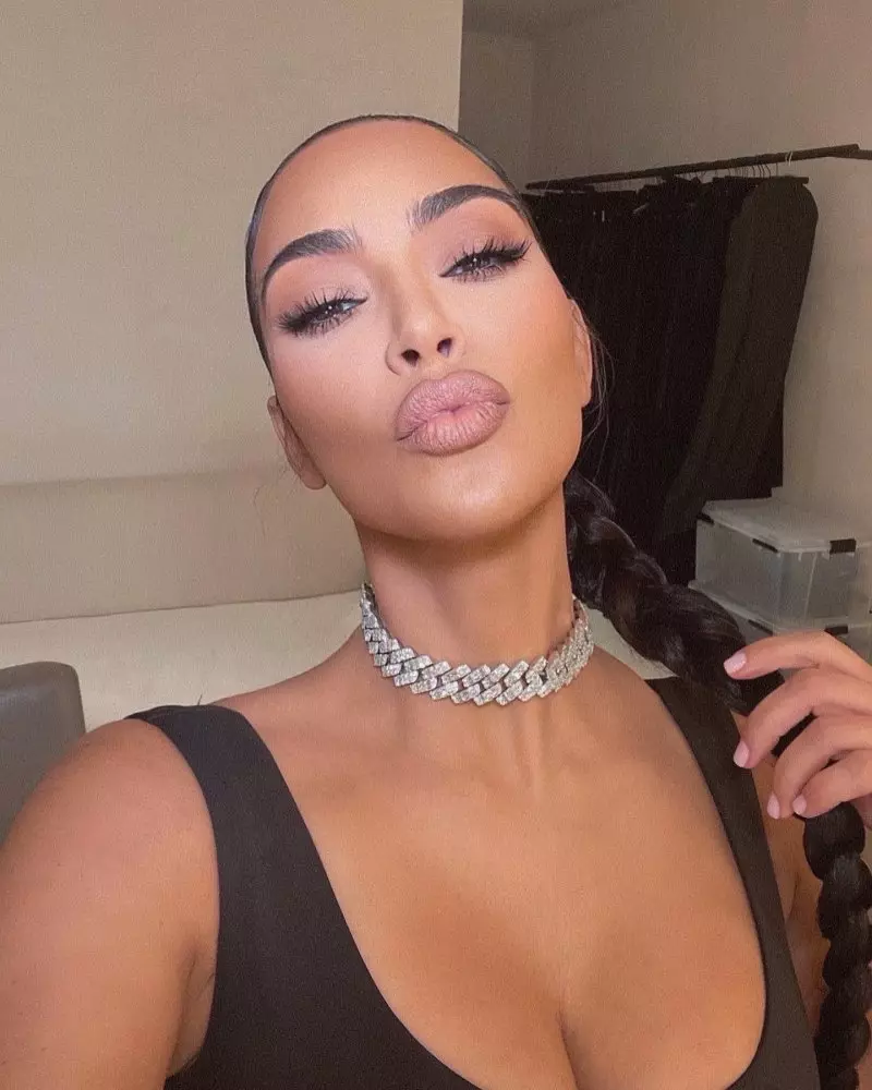 Kim Kardashian se wenkbroue toe en nou: transformasiefoto's 5