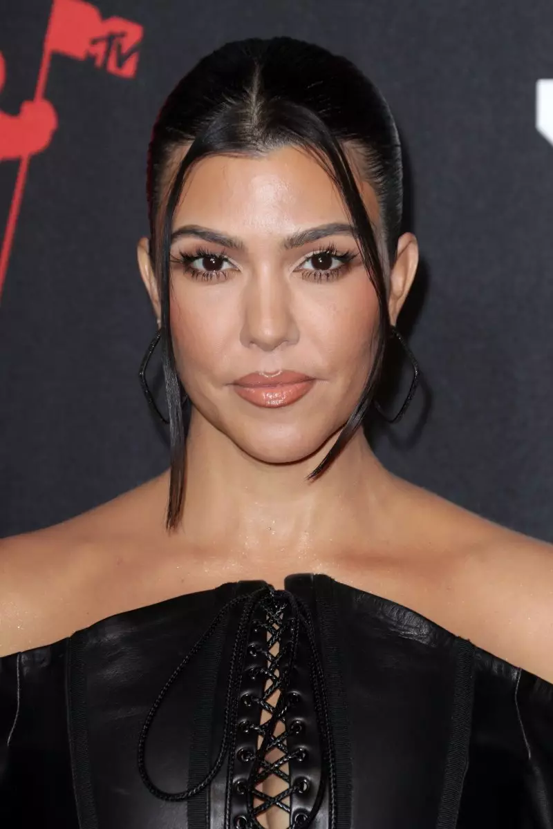 Kourtney Kardashian ප්ලාස්ටික් සැත්කම් කළාද? ඡායාරූප 2021