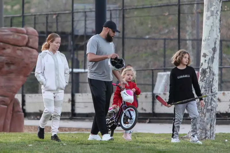 Kendra Wilkinson thiab Hank Baskett rov sib koom ua ke rau niam txiv lawv cov menyuam hauv lub tiaj ua si thiab saib Alijah kawm caij tsheb kauj vab.