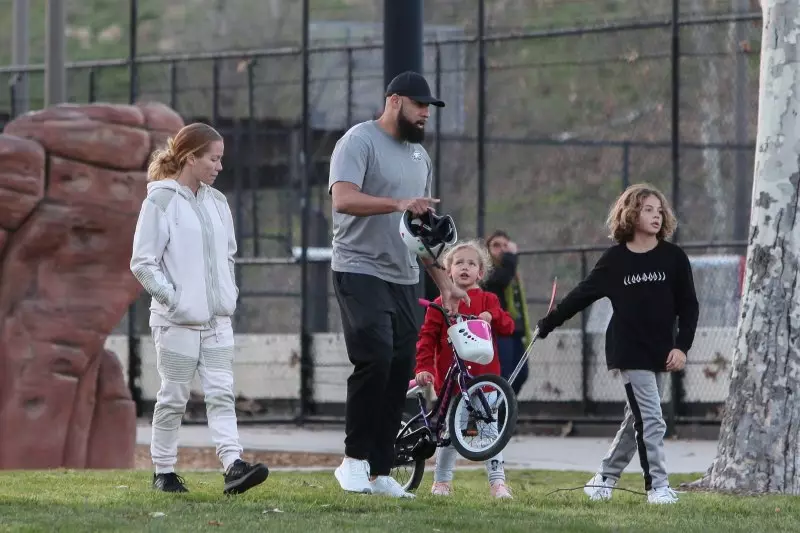 Kendra Wilkinson thiab Hank Baskett rov sib koom ua ke rau niam txiv lawv cov menyuam hauv lub tiaj ua si thiab saib Alijah kawm caij tsheb kauj vab.