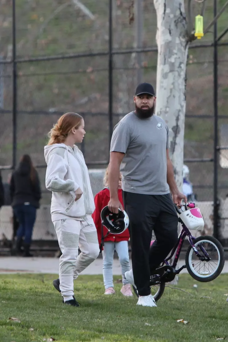 Kendra Wilkinson i Hank Baskett es reuneixen per criar els seus fills al parc i observen que l'Alijah aprèn a anar en bicicleta.