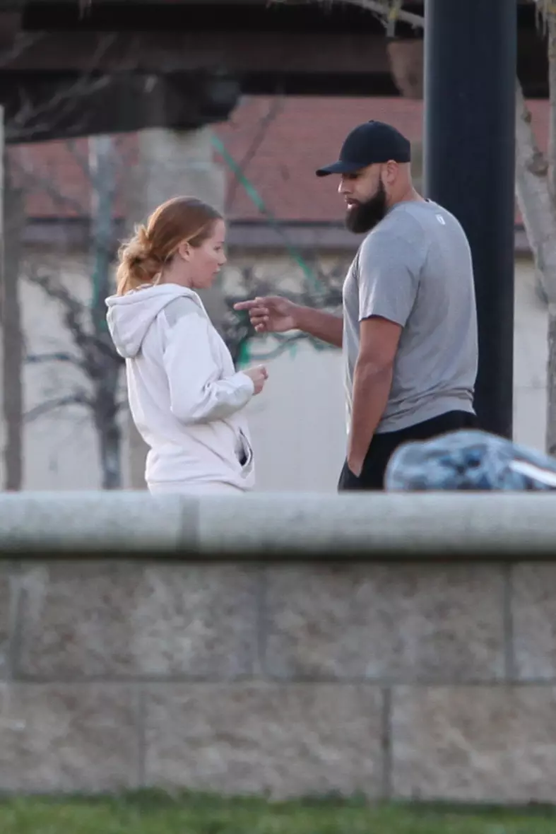 Kendra Wilkinson i Hank Baskett es reuneixen per criar els seus fills al parc i observen que l'Alijah aprèn a anar en bicicleta.