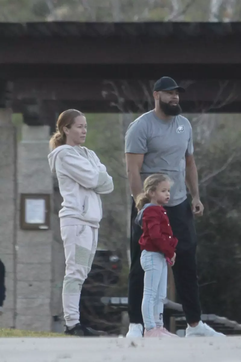 Kendra Wilkinson ak Hank Baskett reyini pou yo fè pitit yo nan pak la epi gade Alijah aprann kijan pou monte yon bisiklèt.