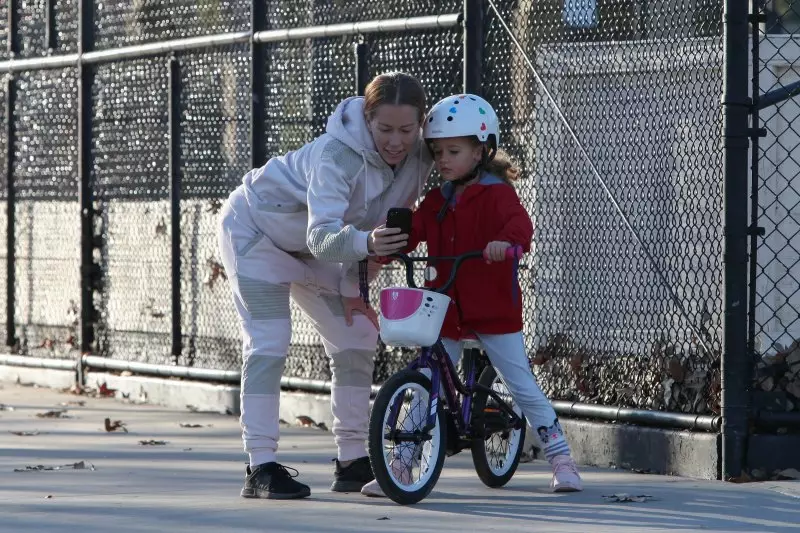 Kendra Wilkinson i Hank Baskett es reuneixen per criar els seus fills al parc i observen que l'Alijah aprèn a anar en bicicleta.