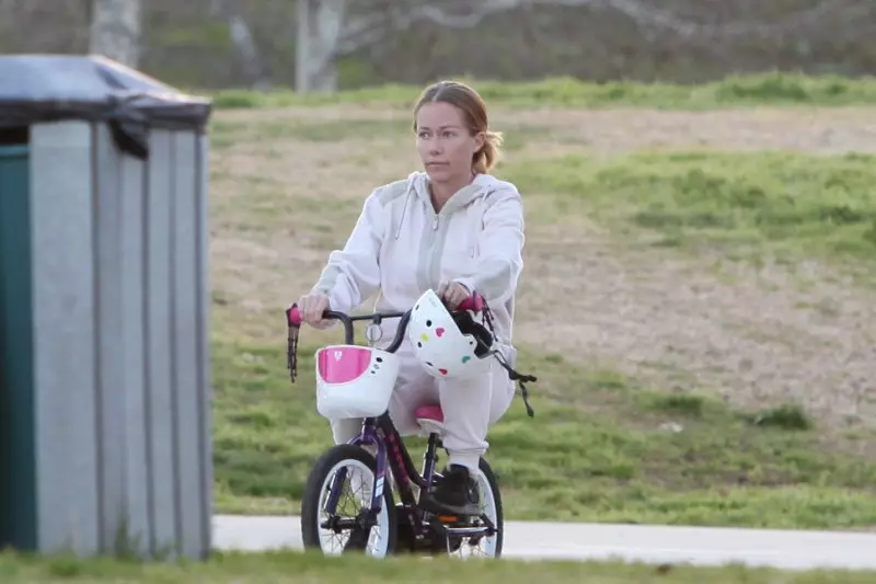 Kendra Wilkinson i Hank Baskett es reuneixen per criar els seus fills al parc i observen que l'Alijah aprèn a anar en bicicleta.