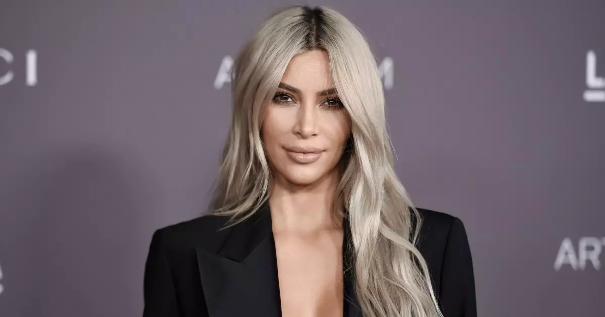 Kim Kardashian Mhux Rikonoxxibbli fir-Ritratt Mingħajr Makeup, Iffiltra