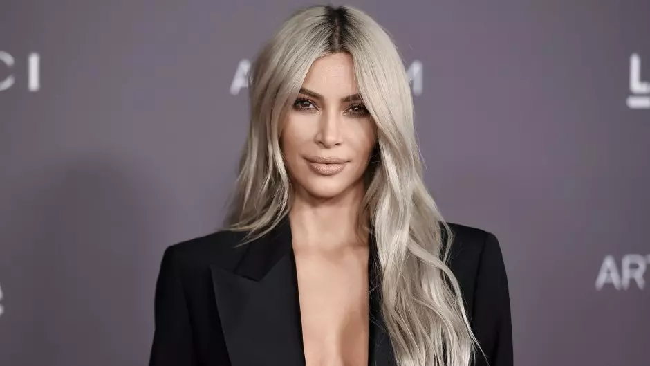 Tá Kim Kardashian Do-aitheanta i nGrianghraf Gan Makeup, Scag