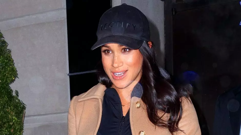 Meghan Markle luce cómoda e informal mentres leva unha gorra de béisbol en Nova York