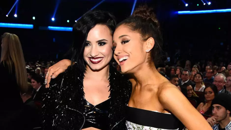 Demi Lovato commenta su ariana grandes instagram che non vuole che parta per il tour