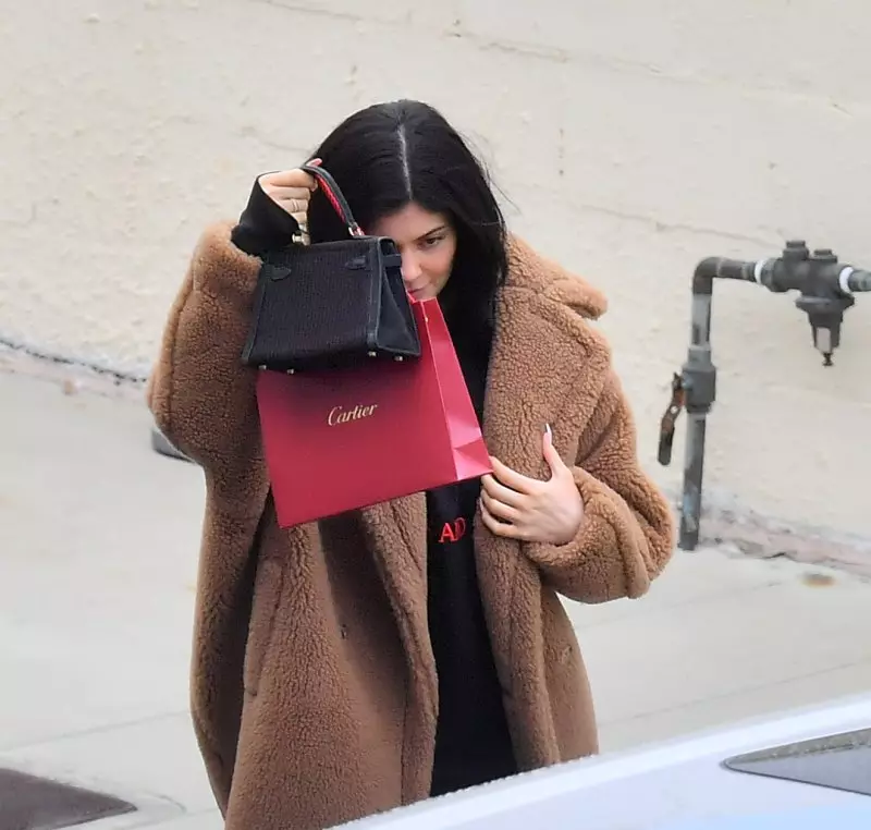 Kylie Jenner shihet në publik për herë të parë që kur u raportua se shoqja e saj më e mirë jordyn woods tradhtoi me Tristan Thompson.