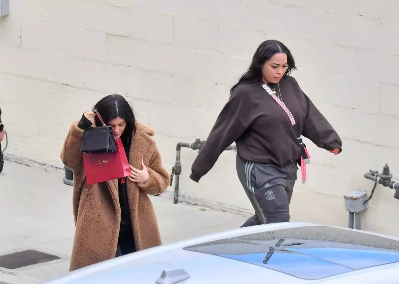 Kylie Jenner duke bërë blerje në Cartier me pyje jordyn duken njësoj