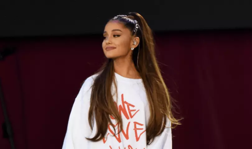 Ariana Grande actuant a l'escenari del Manchester Pride