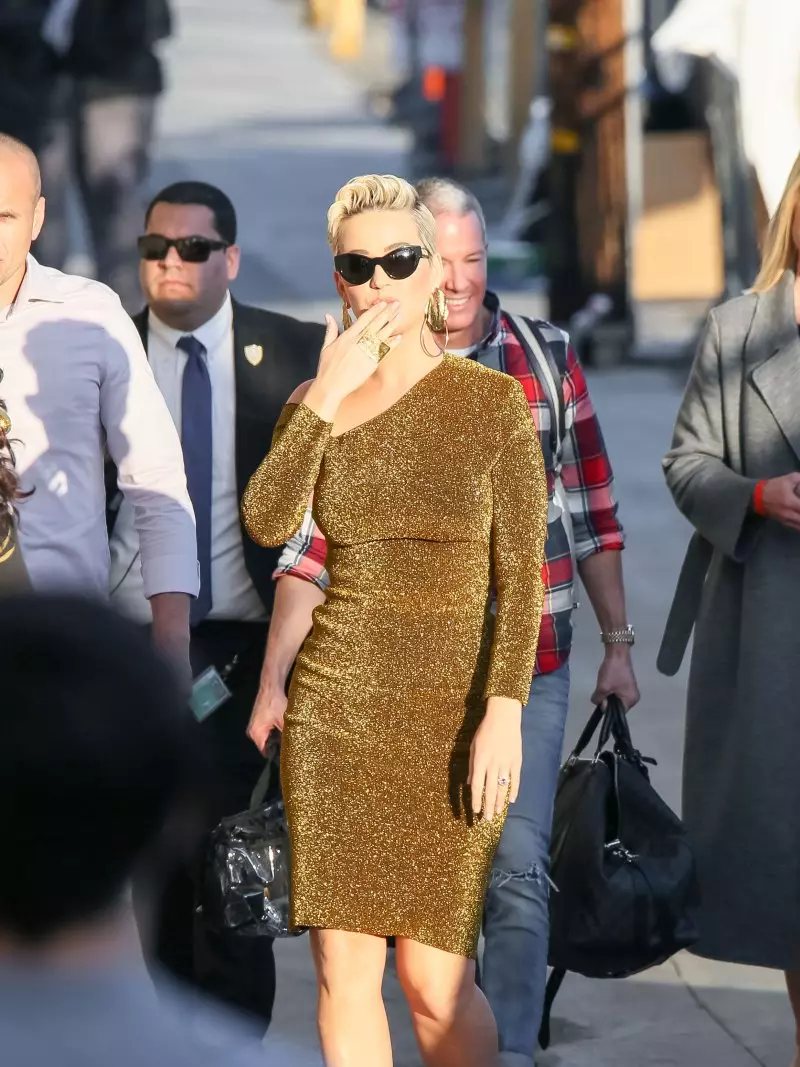 Katy Perry poartă o rochie strânsă, aurie, cu ochelari de soare negri
