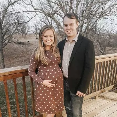 Ĉu Kendra Duggar Kaŝis 4-an Gravedecon Kun Edzo Jozefo? Ŝi Sparkas Onidirojn en Foto