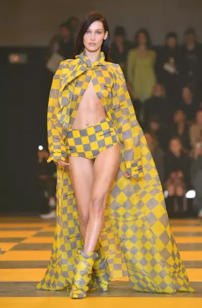 벨라 하디드 오프화이트 : 런웨이 - 파리 패션 위크 여성 의류 가을/겨울 2019/2020