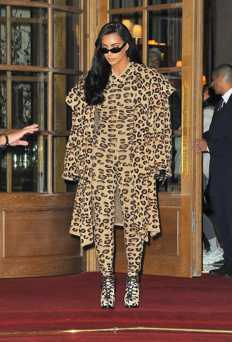 Kim Kardashian chega a Paris balançando um leopardo da cabeça aos pés