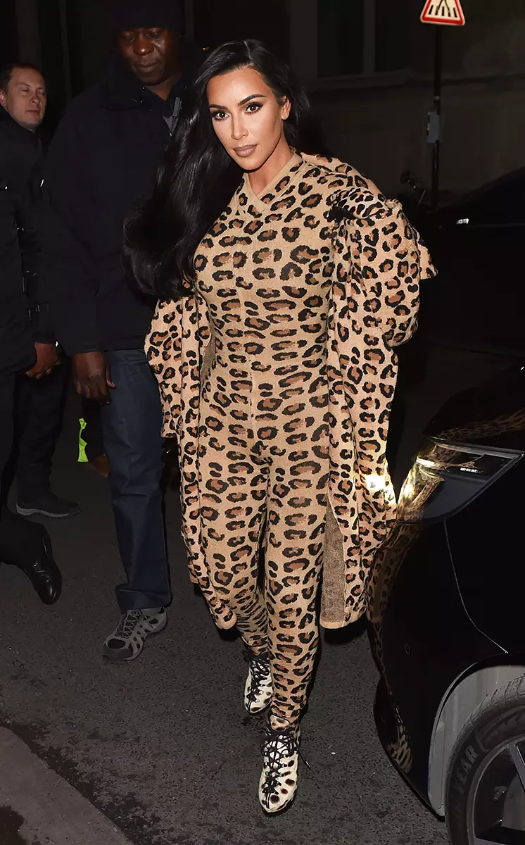 Kim Kardashian chega a Paris balançando um leopardo da cabeça aos pés