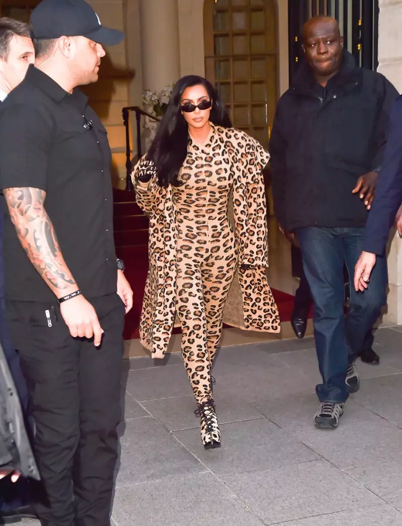 Kim Kardashian chega a Paris balançando um leopardo da cabeça aos pés