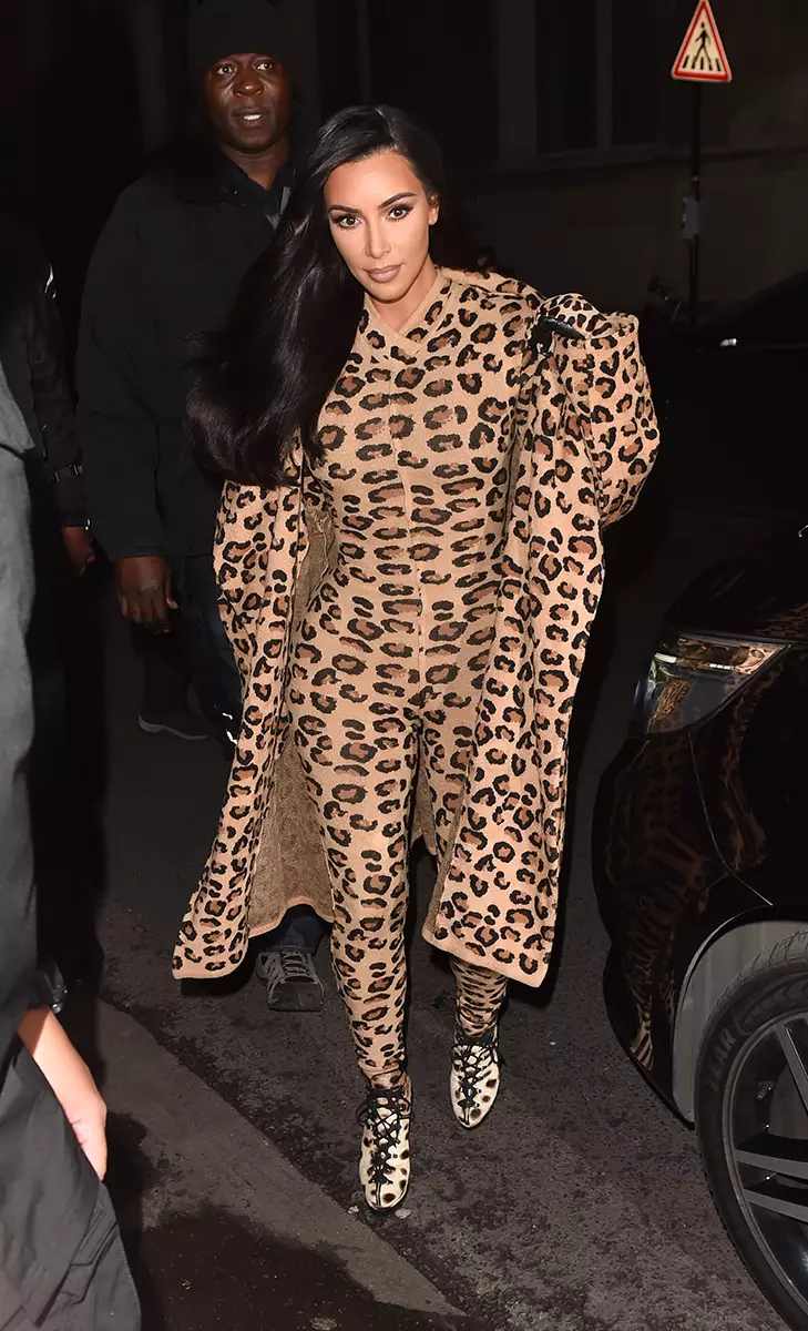 Kim Kardashian chega a Paris balançando um leopardo da cabeça aos pés