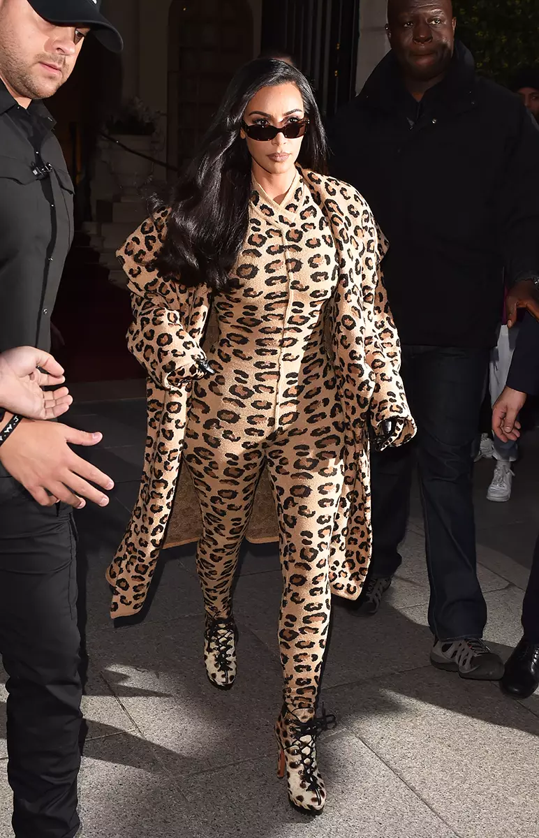 Kim Kardashian chega a Paris balançando um leopardo da cabeça aos pés