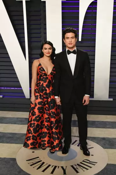 Lintang Riverdale Charles Melton muji kiriman positif awak Camila Mendes ing instagram