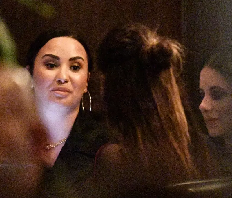 Demi Lovato é flagrada jantando com amigos em meio à separação de Henri Levy
