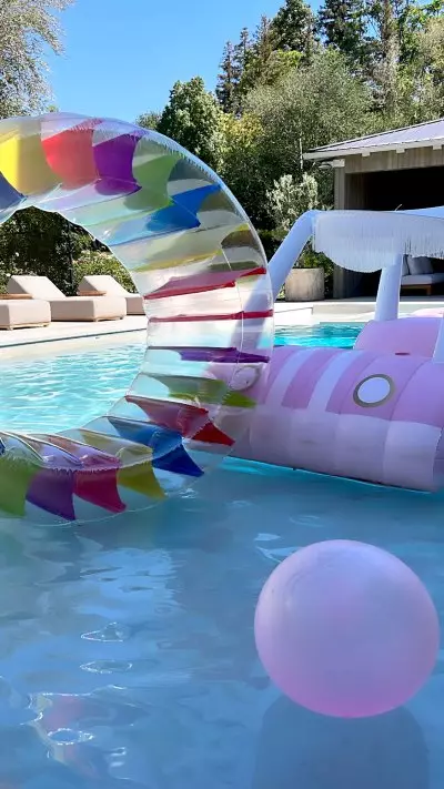 Клои Кардашијан ужива на забавата на „братучедот покрај базен“ во бурно бикини: Погледнете ги фотографиите