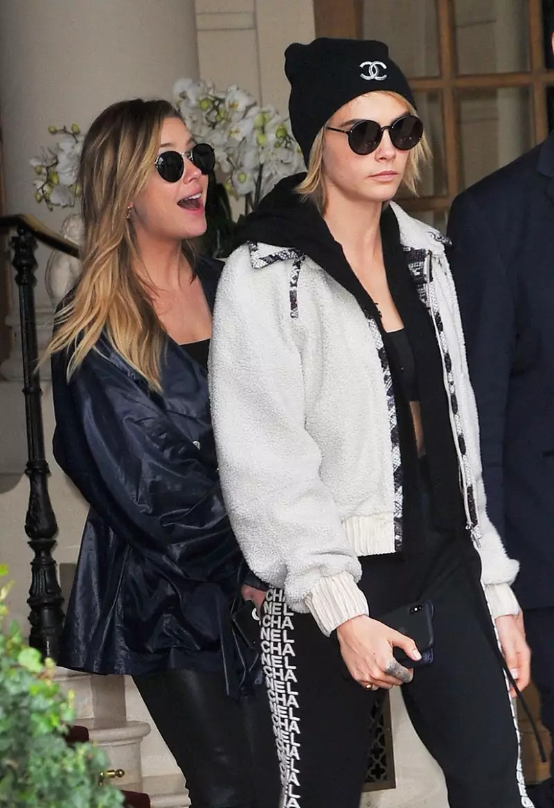 Cara Delevingne y su novia Ashley Benson fueron vistas luciendo muy chic en París