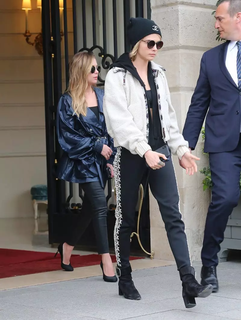 Cara Delevingne i la núvia Ashley Benson es van veure amb un aspecte elegant a París