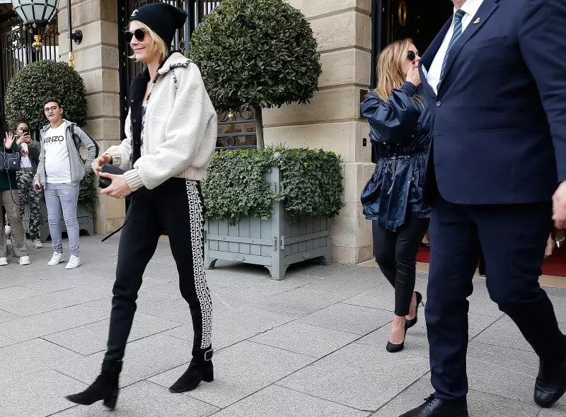 Cara Delevingne y su novia Ashley Benson fueron vistas luciendo muy chic en París