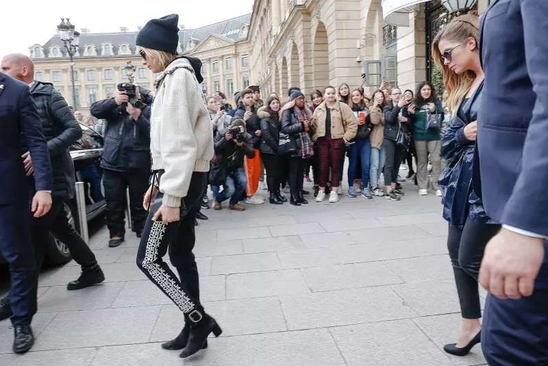 Cara Delevingne e a noiva Ashley Benson descubertas en París con un aspecto elegante como todo diablo