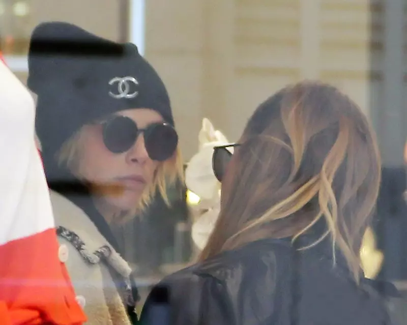 Cara Delevingne y su novia Ashley Benson fueron vistas luciendo muy chic en París