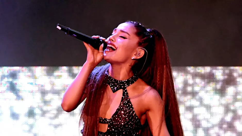 Ariana Grande yana rera waƙa a 2018 iHeartRadio Music Awards.