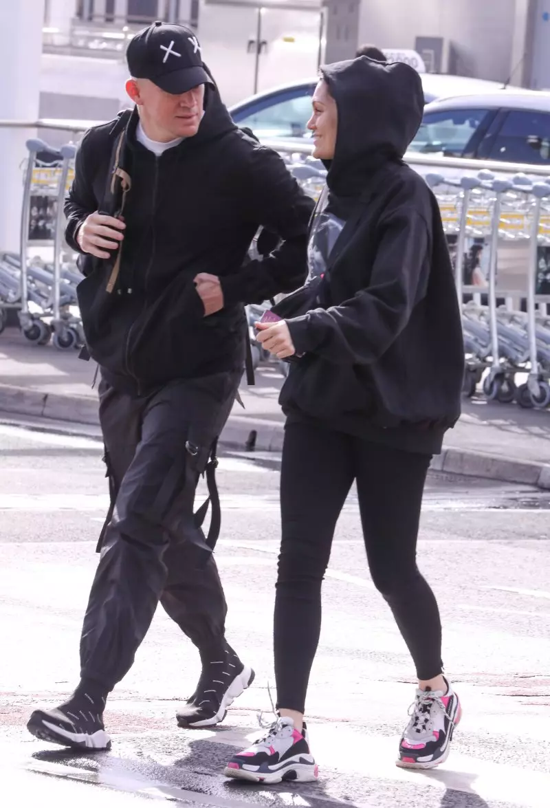 Jessie J agus Channing Tatum ag gabháil trí aerfort Heathrow.
