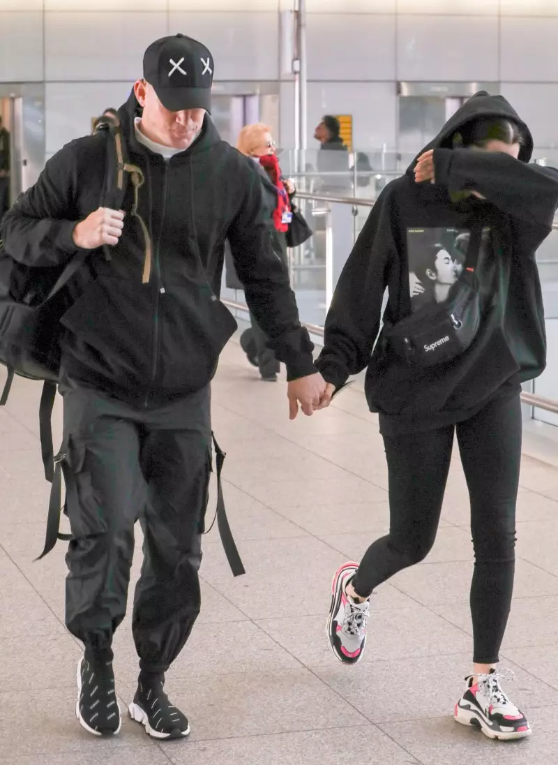 जेसी जे आणि चॅनिंग टॅटम हिथ्रो विमानतळावरून हात पकडत आहेत.