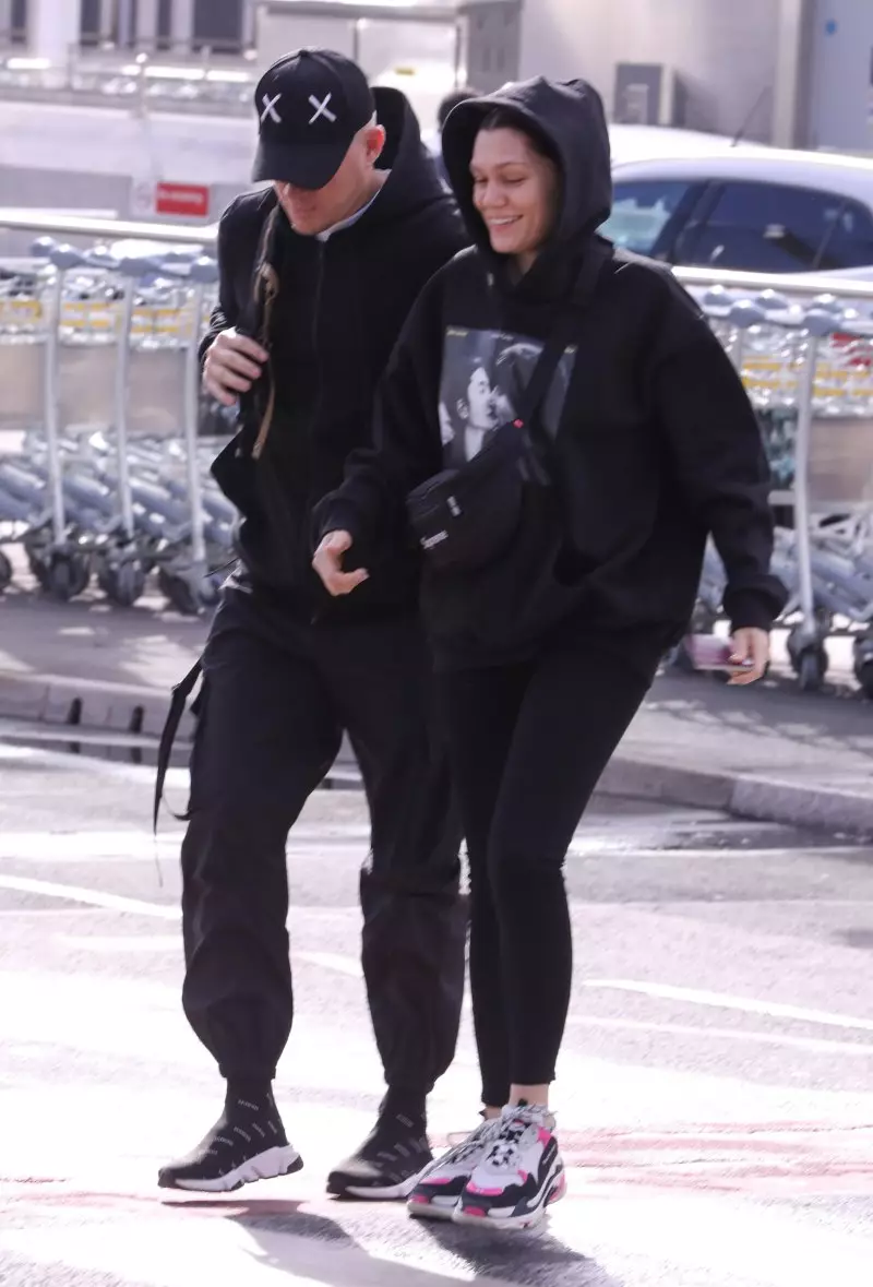 Jessie J û Channing Tatum di balafirgeha Heathrow de destên hev digirin.