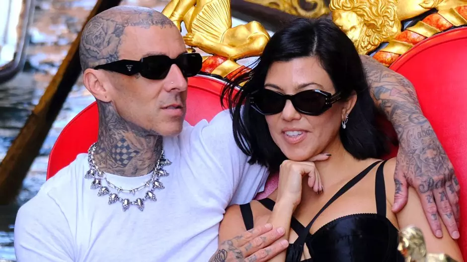 Travis Barker nyium suku Kourtney Kardashian bari maké piyama anu cocog