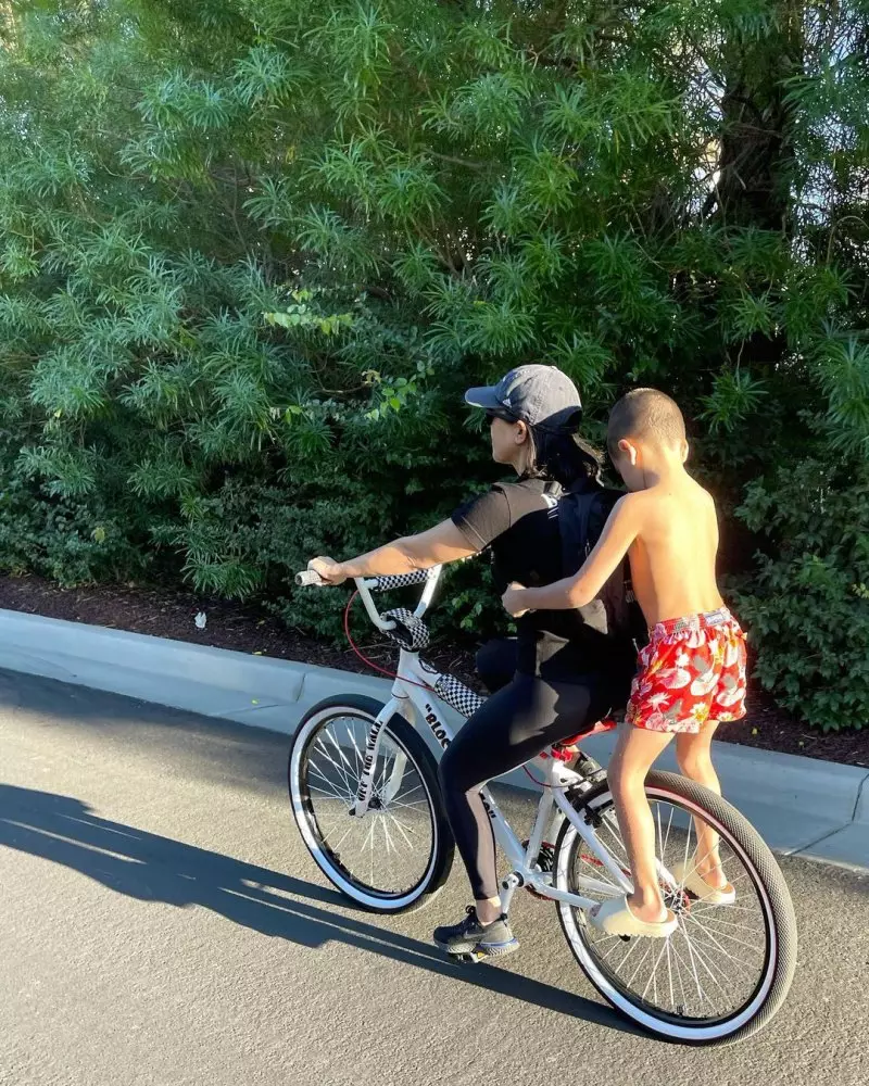 Kourtney Kardashian, Travis Barker Vanonakidzwa Nezororo Rezororo Nevana uye Atiana De La Hoya