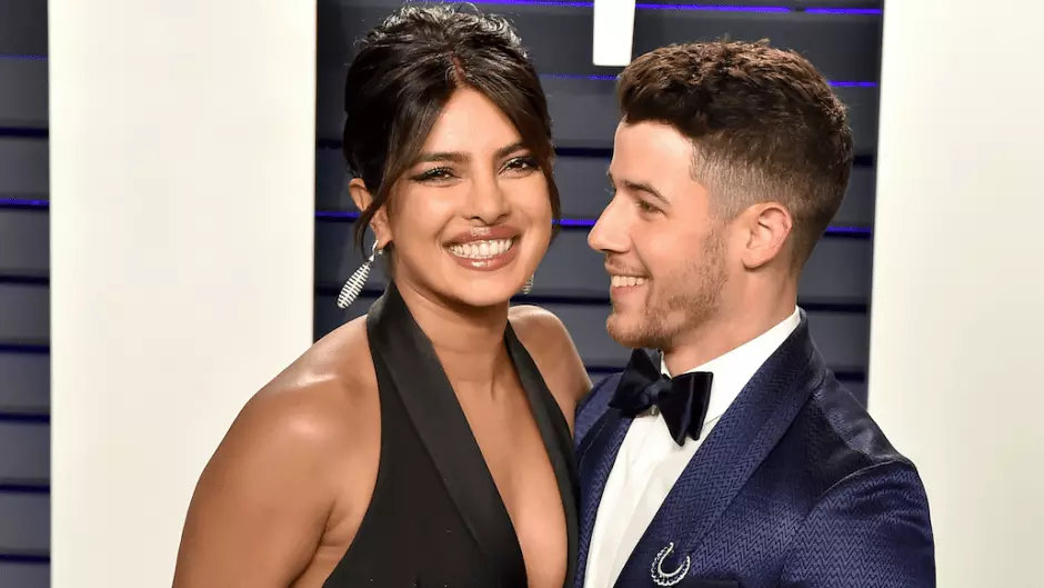 Priyanka Chopra ja Nick Jonas hymyilevät.